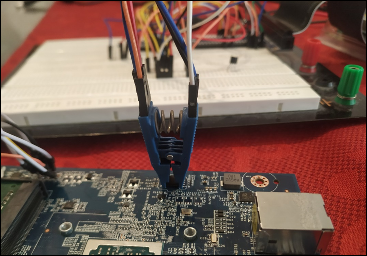 Angriffe auf Speicherbausteine: | NSIDE ATTACK LOGIC